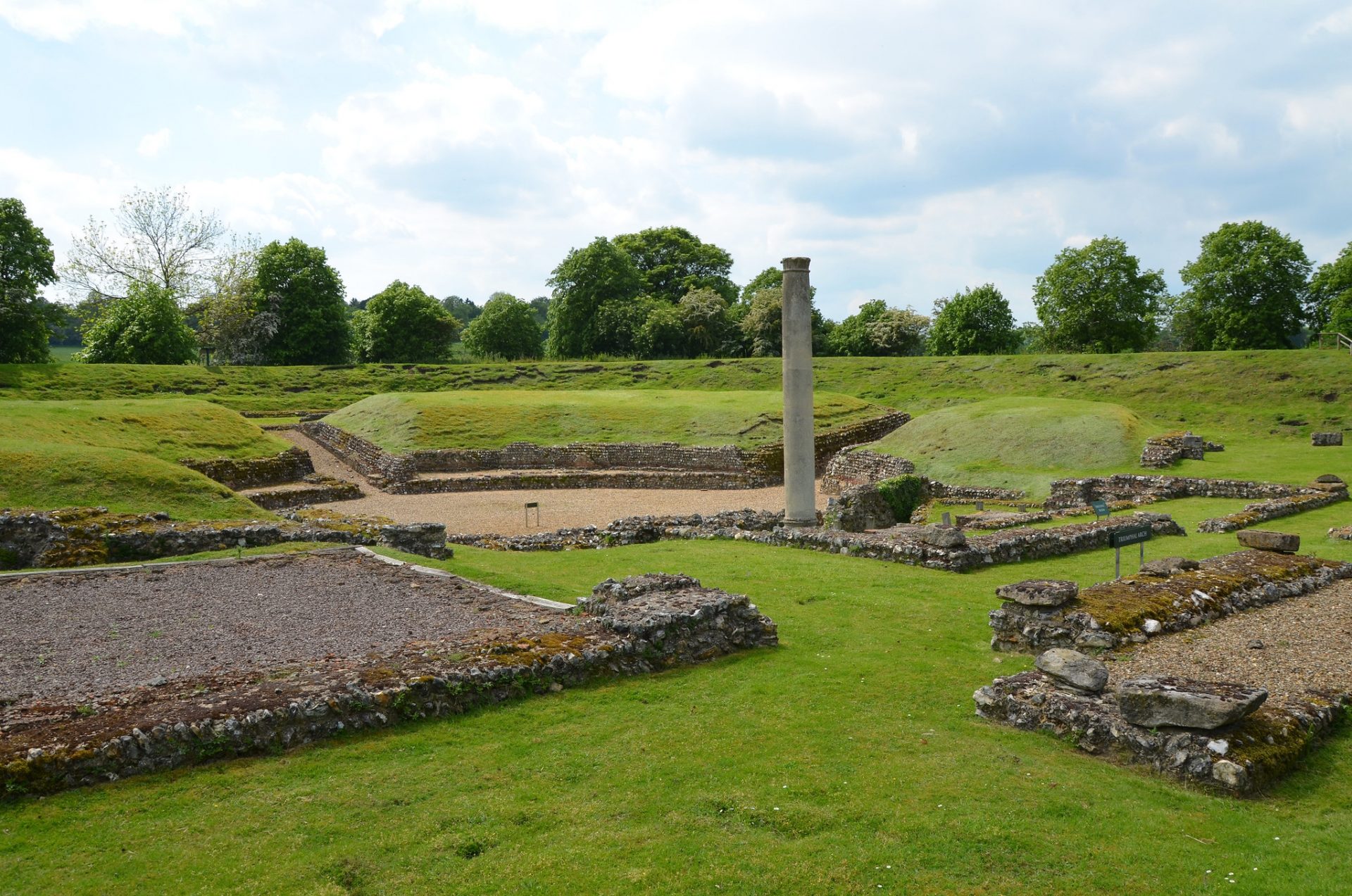10 Roman Amphitheatres in Britain