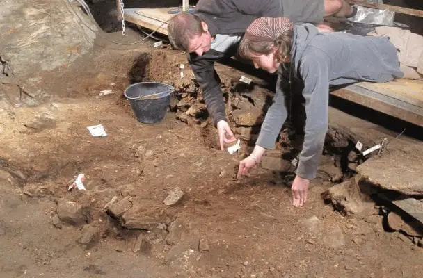 Broken pebbles offer clues to Paleolithic funeral rituals