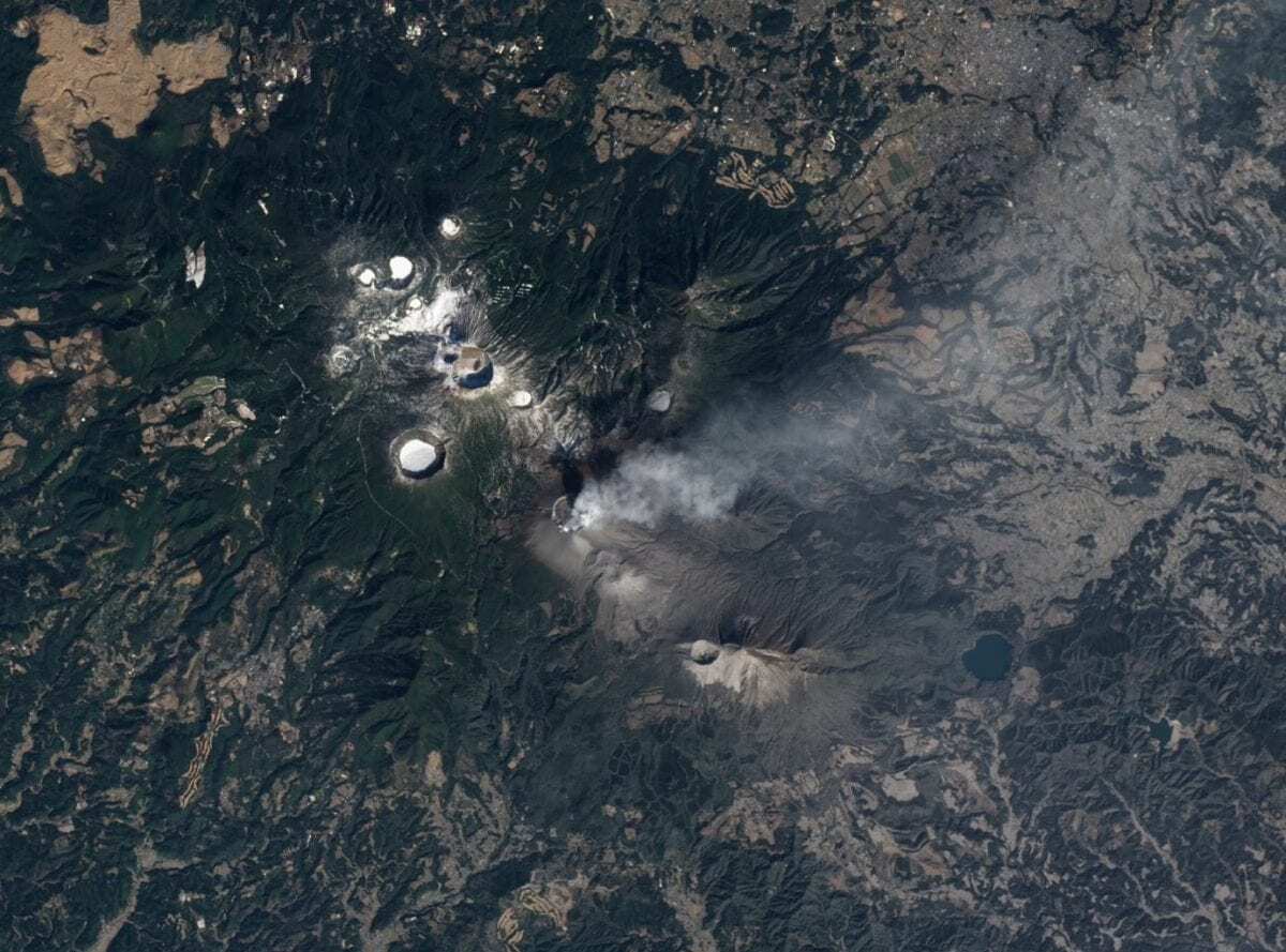 Study finds deep subterranean connection between two Japan volcanoes Study finds deep subterranean connection between two Japan volcanoes