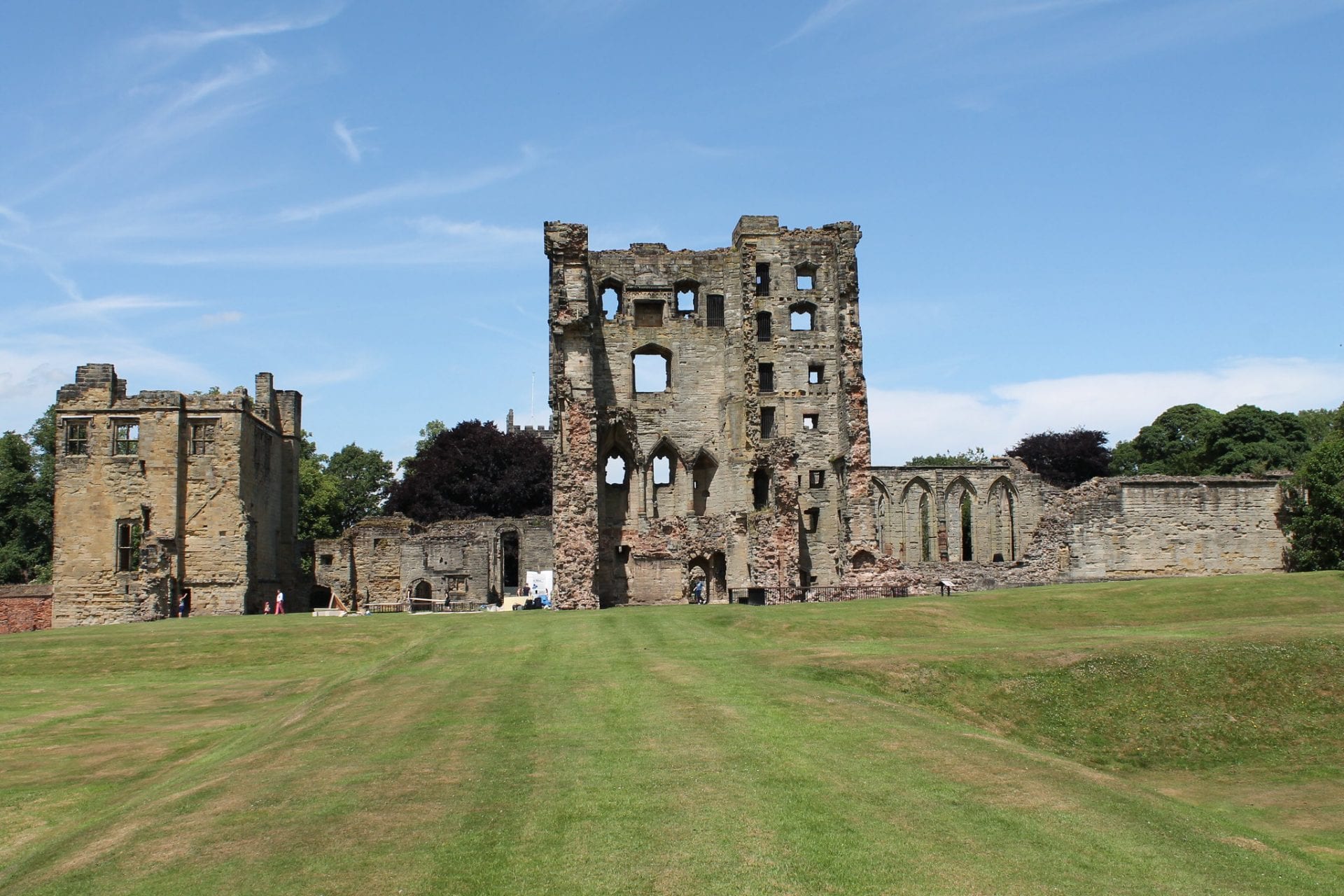 20 Romantic Ruined Castles in England