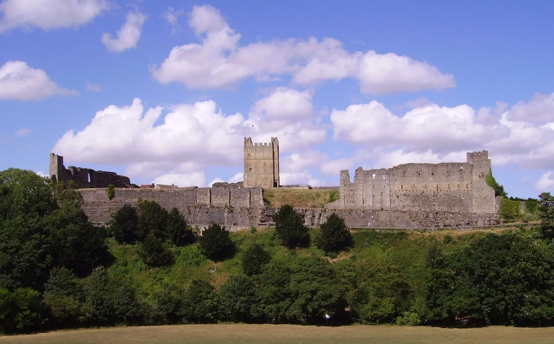 20 Romantic Ruined Castles in England