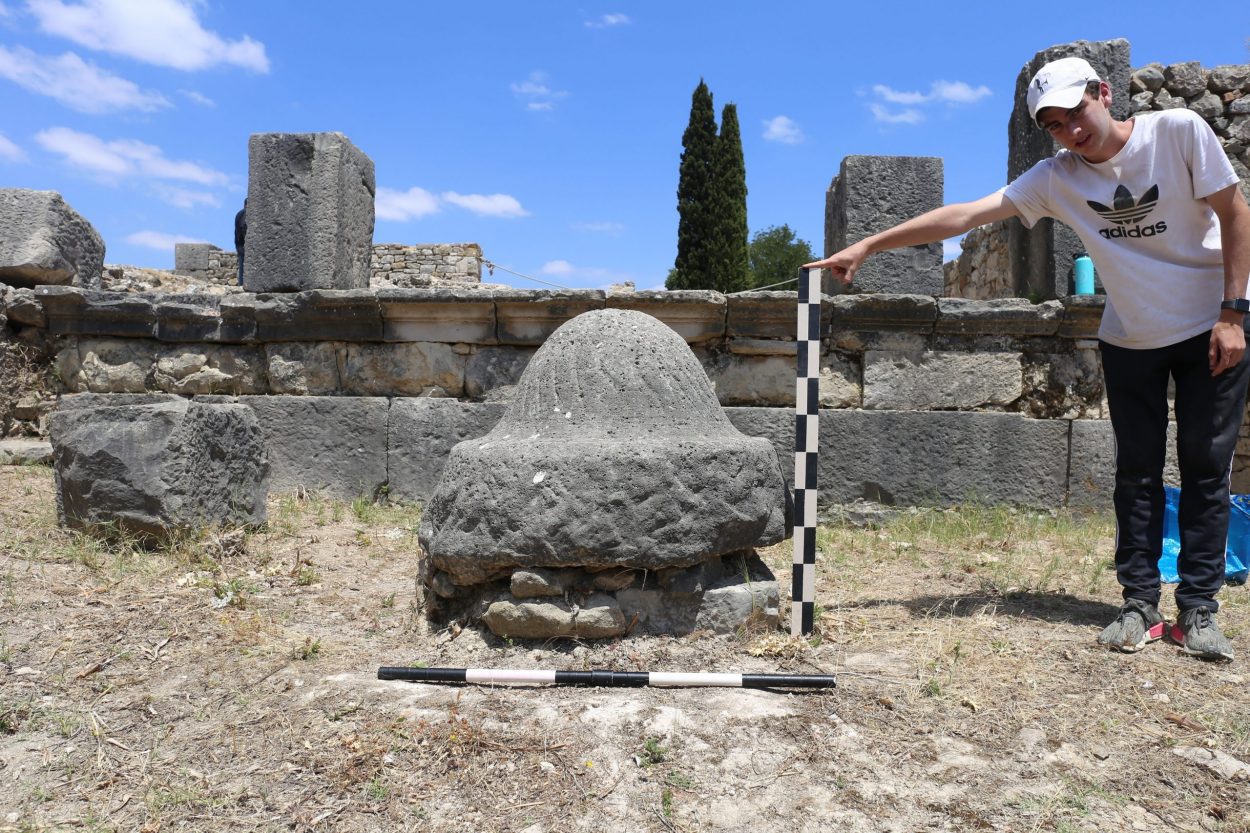 Roman-era mixers and millstones made with geology in mind