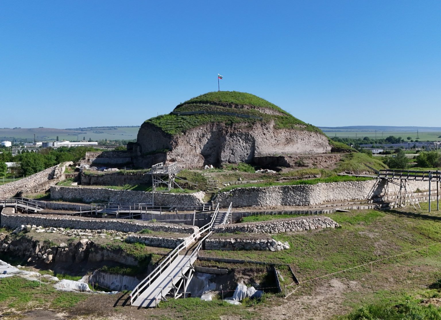 Ceremonial objects unearthed in ritual pit