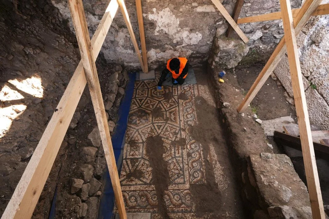 Protective “Solomon’s Knot” mosaic uncovered in ancient Smyrna